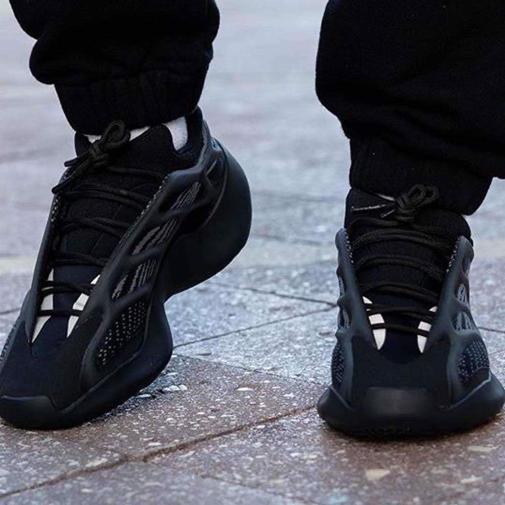 Adidas YEEZY 700 V3 "Dark Glow" chuẩn bị được ra mắt - Authentic-Shoes