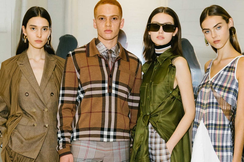 Burberry Spring 2024: Lịch sử nước Anh của Daniel Lee