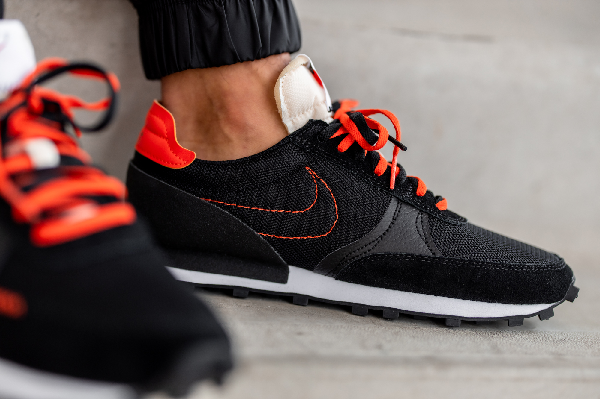 Những đôi giày Sneaker đen tốt nhất dành cho học sinh quốc tế